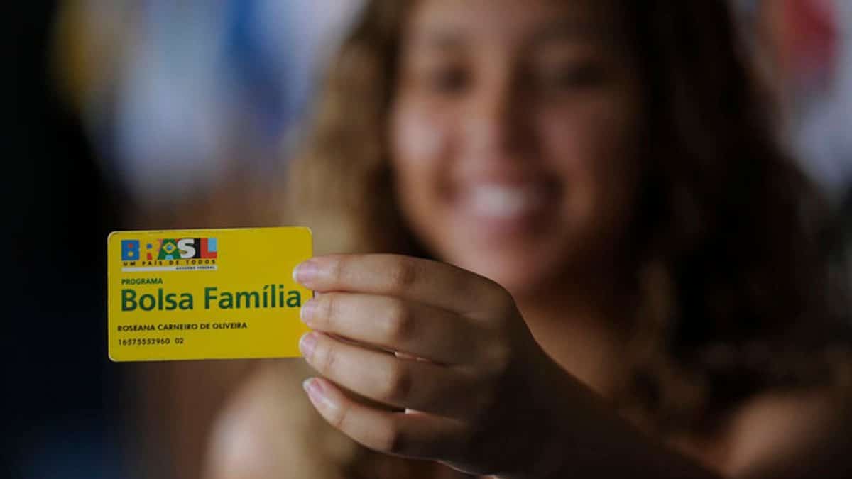 Mãe Solteira Com Carteira Assinada Recebe O Bolsa Família